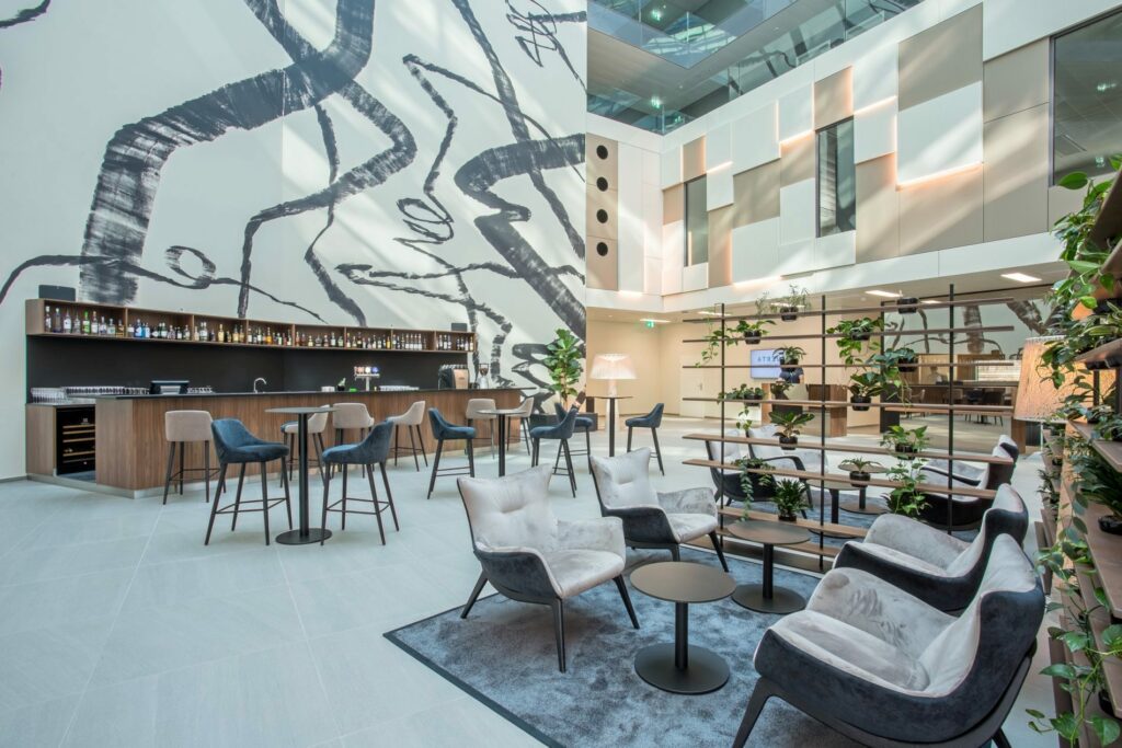 Vertragsunterzeichnung für Mercure Hotel Geneva Airport - Tophotel.de